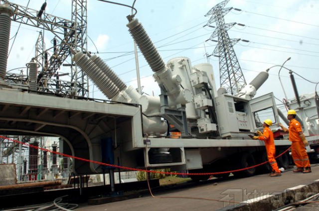PLN Operasikan Trafo Mobile - Aktual.com
