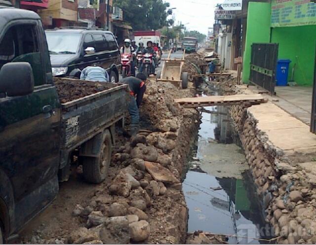 Masuk Desember, Proyek Saluran Jalan Raya Condet Belum Rampung - Aktual.com