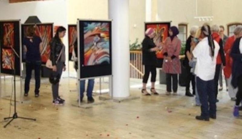 Lukisan Batik Karya Seniman Indonesia Ini Tarik Perhatian di Norwegia ...