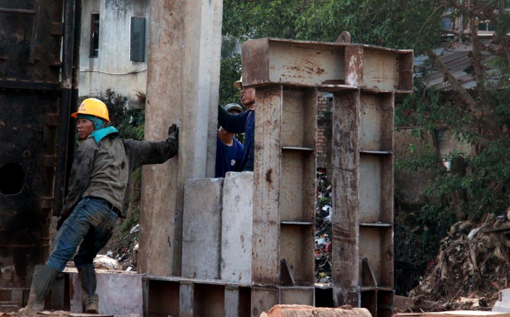 Pemasangan Turap Beton Kampung Pulo - Aktual.com