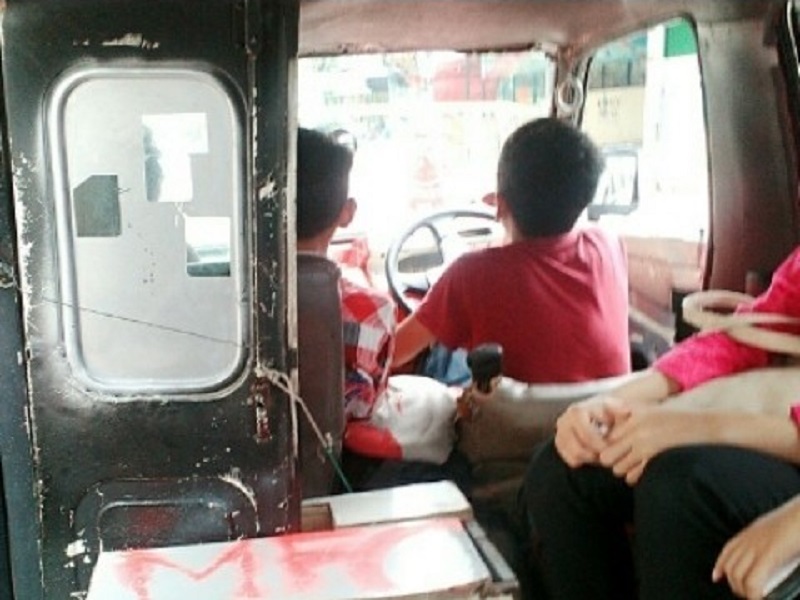 Bocah Hebohkan Dunia Maya karena Kendarai Angkot di Bandung - Aktual.com
