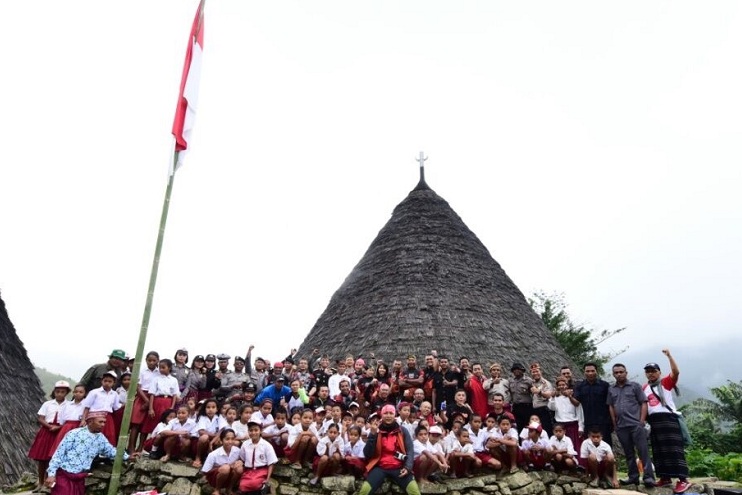 Kakorlantas Polri Upacara HUT RI Ke-72 Bersama Masyarakat Suku Adat Wae ...