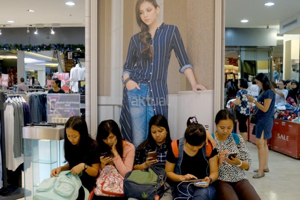 Sebelum Tutup, Pengunjung Serbu Barang Obral di Gerai Matahari Mall ...