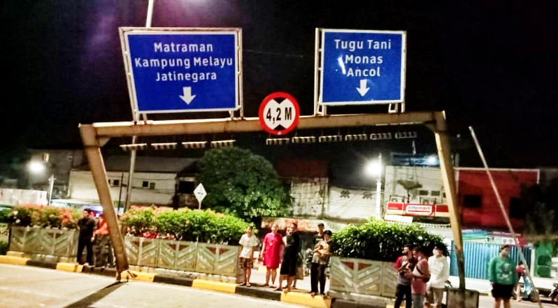 Sebuah Dump Truck Tabrak Tiang Rambu Lalin, Begini Kondisinya - Aktual.com