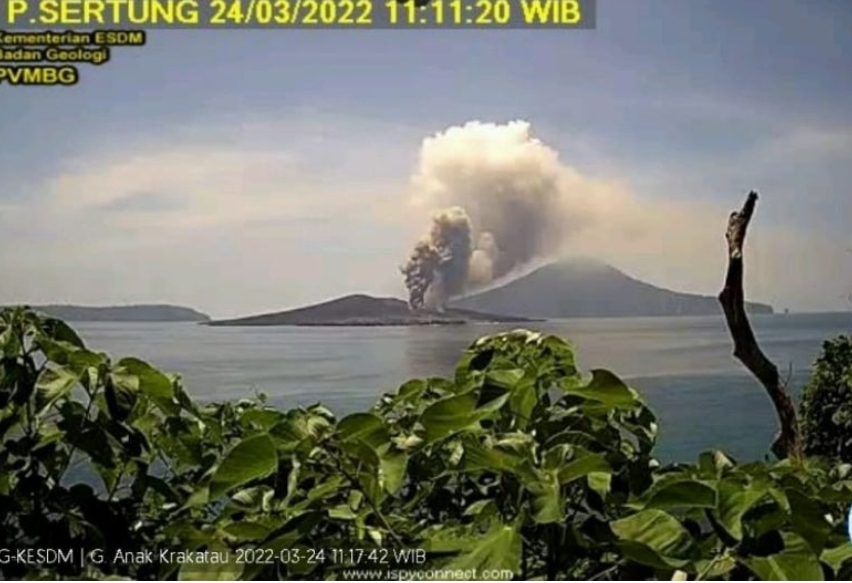 Tinggi Asap Gunung Anak Krakatau Capai 150 Meter di Puncak Kawah ...