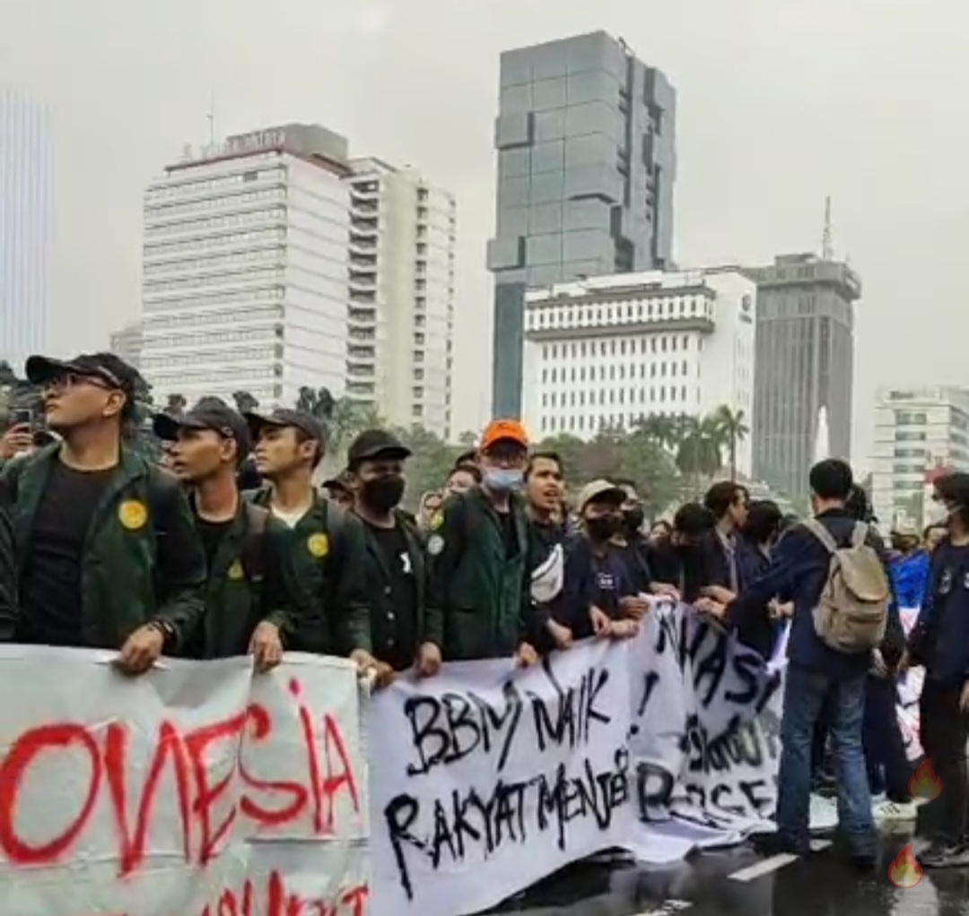 Massa BEM SI Datangi Istana Negara Tolak Kenaikan BBM - Aktual.com