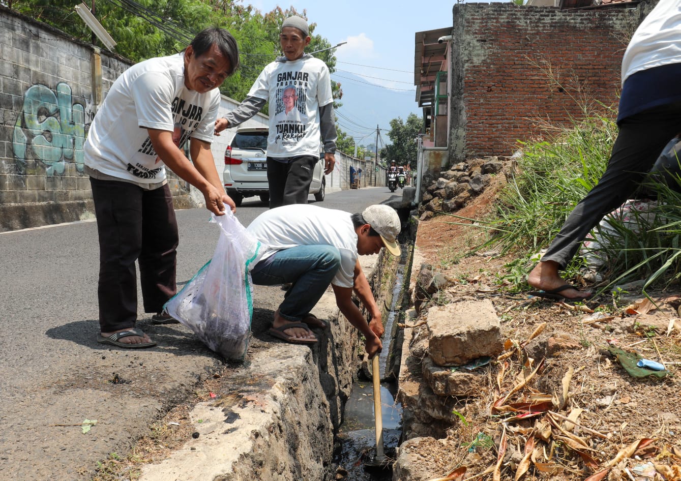 Aksi Pemuda Mahasiswa Ganjar Jawa Barat Hadirkan Solusi Kreatif Hadapi Krisis Sampah di Bandung ...