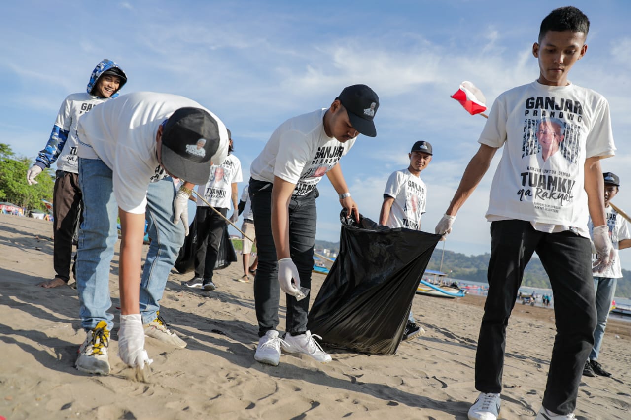 Apresiasi Aksi Bersih-Bersih Pantai Ala Relawan Ganjar, Warga: Sangat Bagus, Patut untuk ...