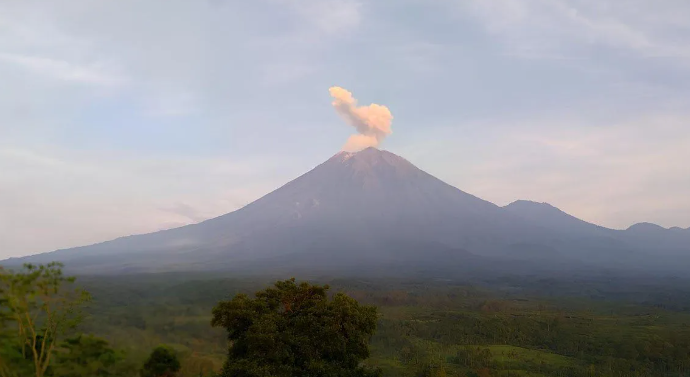 Erupsi Gunung Semeru Luncurkan Abu Setinggi 800 Meter - Aktual.com