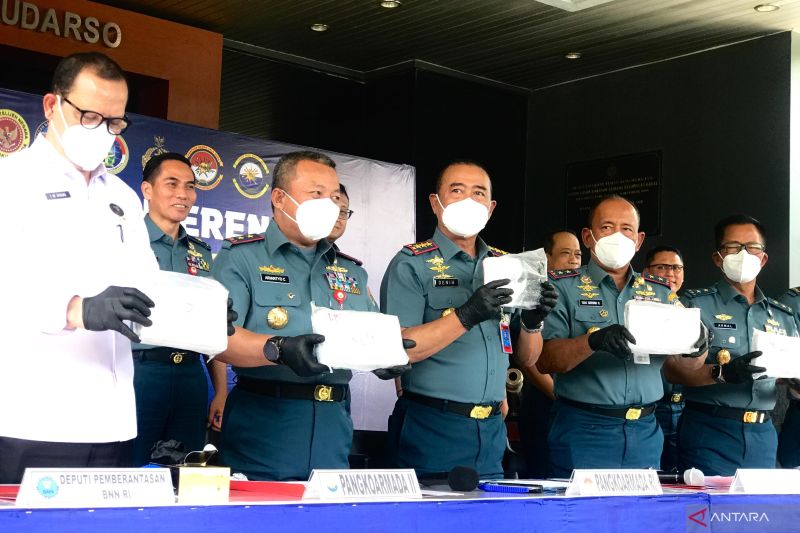 TNI AL Gagalkan Penyelundupan Kokain dan Sabu di Perairan Terluar RI - Aktual.com