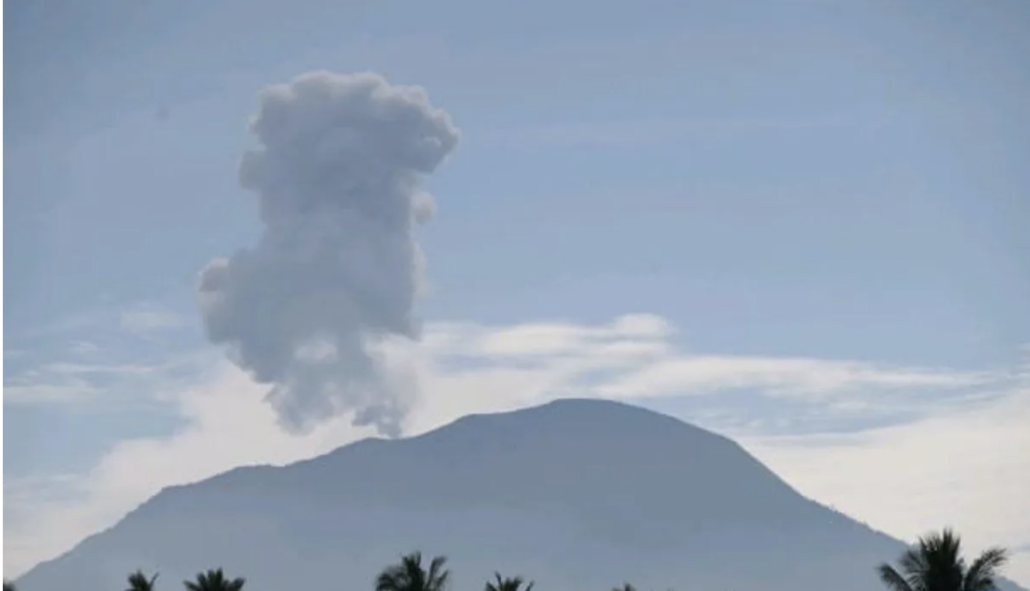 Gunung Ibu di Halmahera Erupsi - Aktual.com