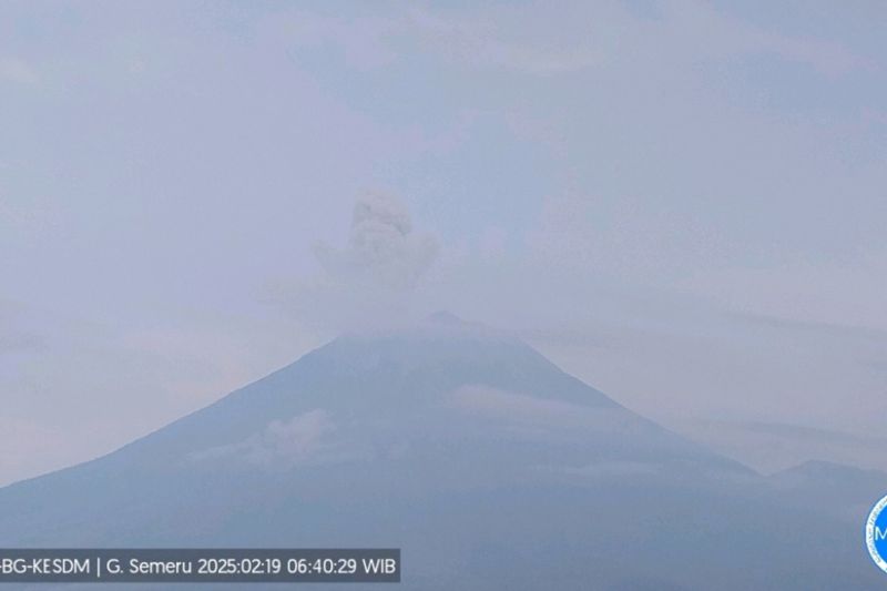 Gunung Semeru Erupsi Empat Kali dengan Tinggi Letusan Hingga 900 Meter - Aktual.com